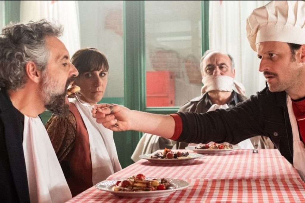 Una persona atura l'emissió d'un film en català en un cinema d'Alacant ...