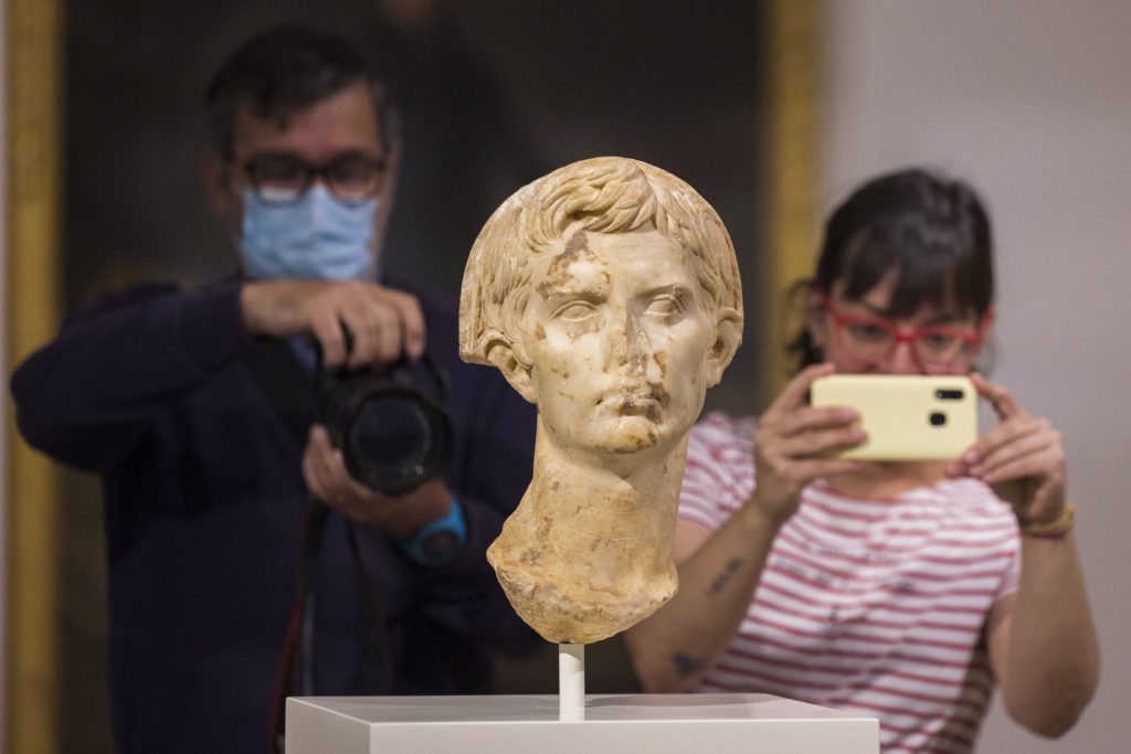 El Museu de Mallorca ja exhibeix el cap d'August, de Pollentia - VilaWeb