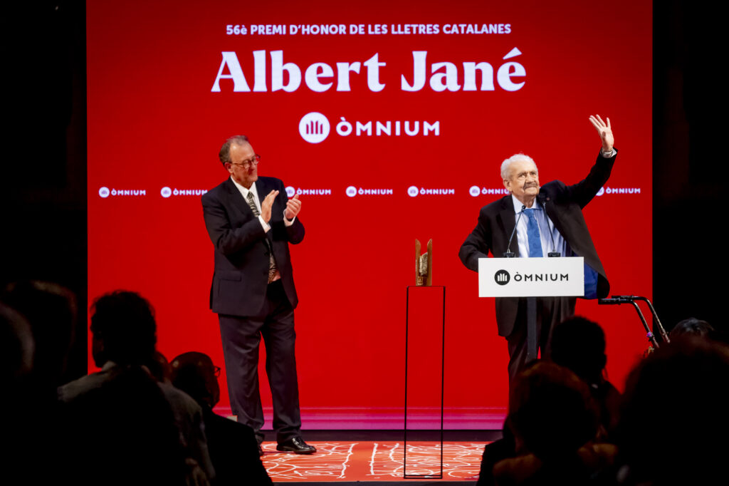 Albert Jané, l'activista útil, rep el Premi d'Honor... i els Barrufets ...