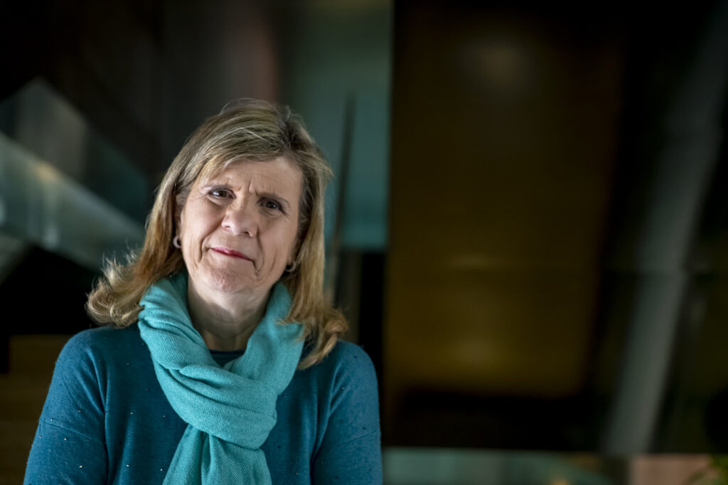 Eva Bach: "Hem passat de reprimir les emocions a convertir-les en déus"