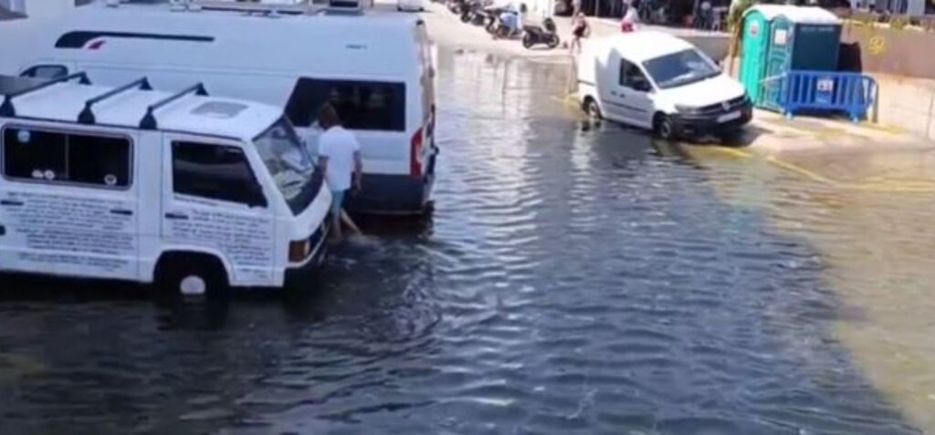 [VÍDEO] Una rissaga fa retrocedir la riera i inunda carrers a Cadaqués