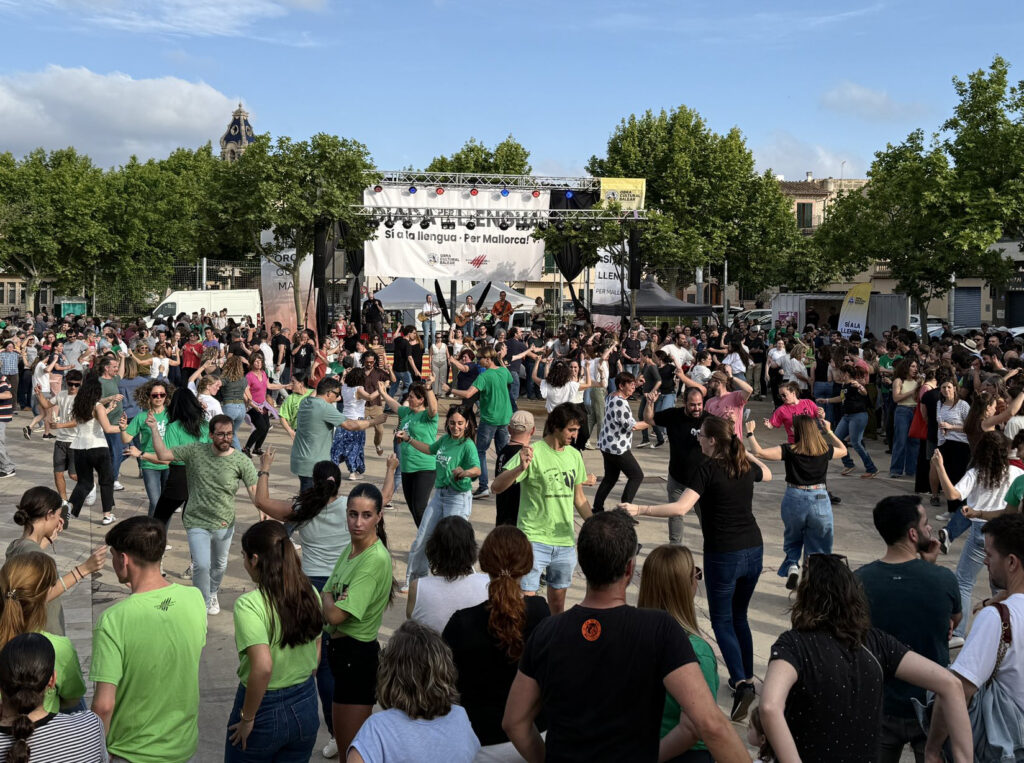 L'esclat del ball de bot entre els joves de Mallorca: “És una manera de ...