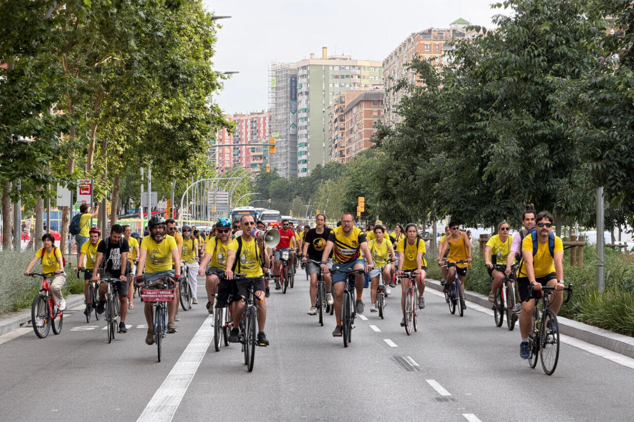 Els docents en vaga fan bicicletades a Barcelona i una protesta davant ...