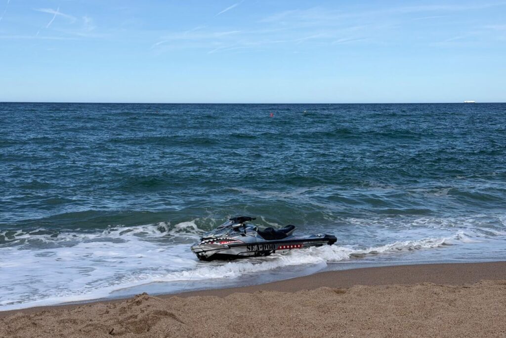Submarinistes cerquen el menor desaparegut amb moto d’aigua a Roses en ...