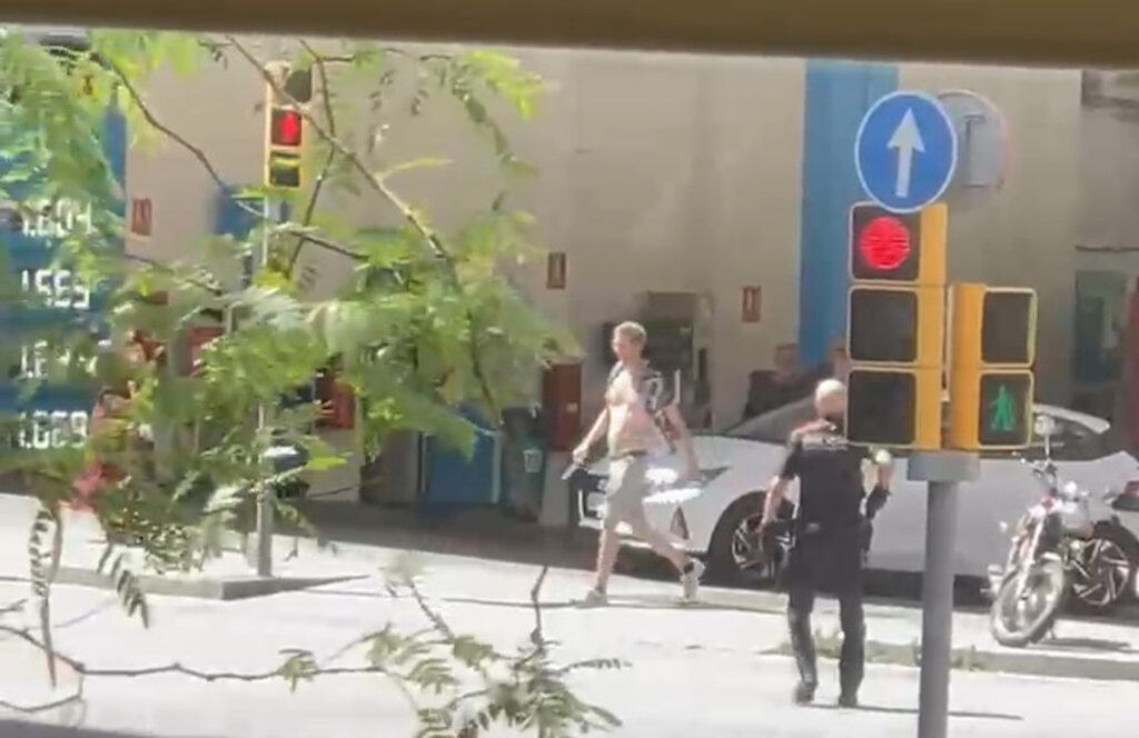 Detingut a Barcelona un home per corria amb un ganivet per Sarrià-Sant ...